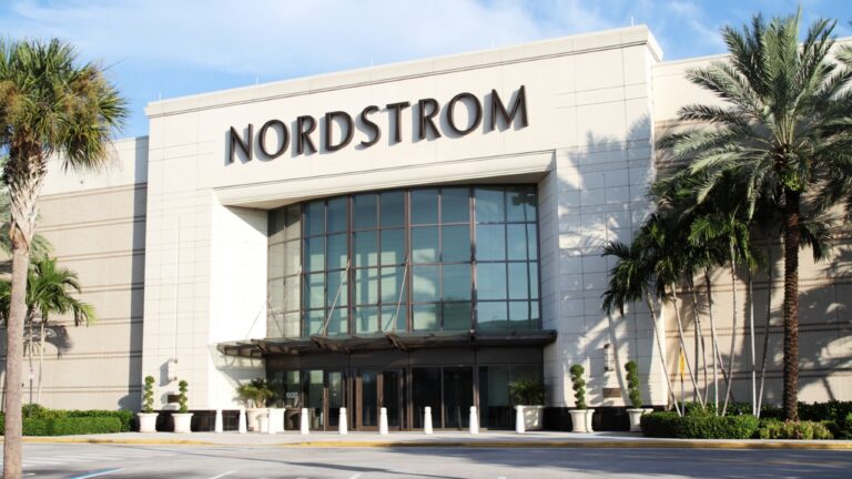 Nordstrom Credit Card: Cashbacks, Fees, Pros and Cons, How to Apply ...